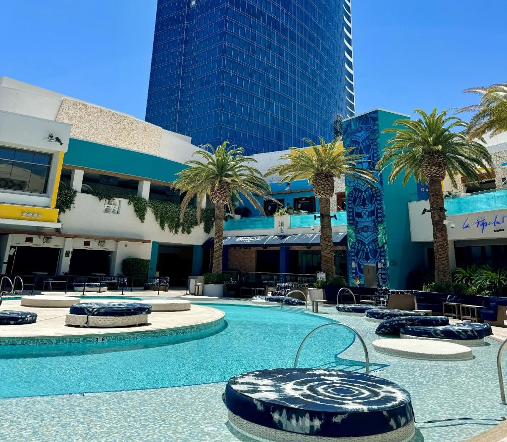 Vegasful: Palms Pool